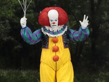 NECA Pennywise (1990) | Ultimate Pennywise Figure