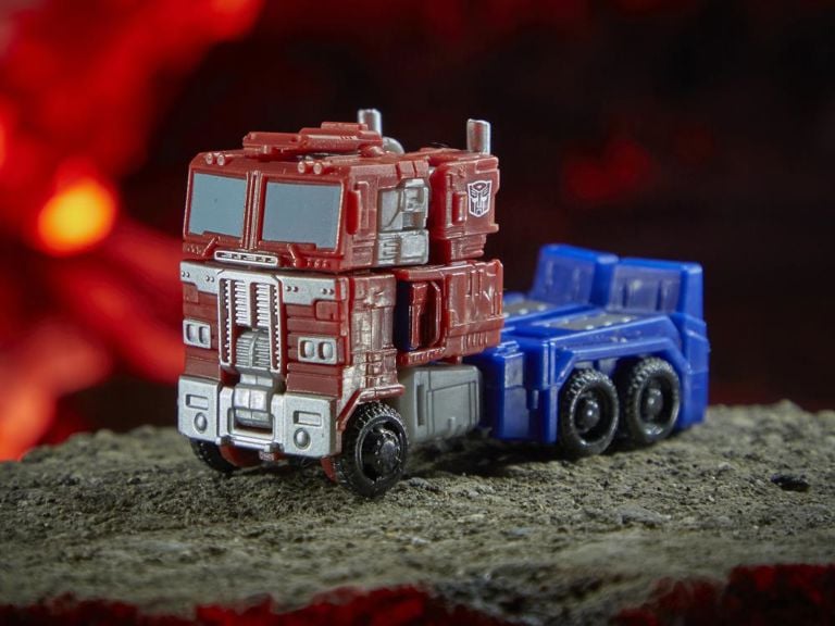 Transformers War for Cybertron: Kingdom Core Optimus Prime
